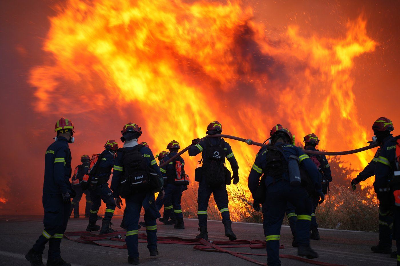 More than 100 firefighters battle large wildfire on eastern Greek ...